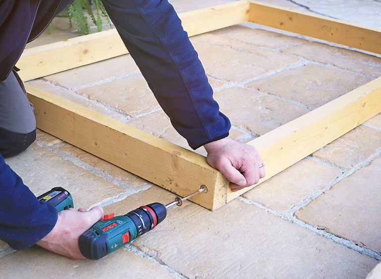 Drevené hranoly napílime na dĺžku 140 a 100 cm po 2 ks a spojíme ich do ...