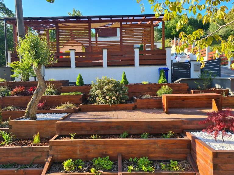 Ako spevniť svah pred domom a spraviť z neho aj peknú predzáhradku ...