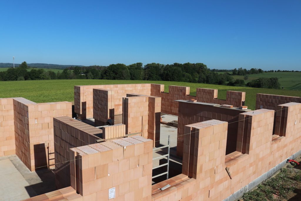 Tehly HELUZ FAMILY spĺňajú parametre pre jednovrstvové murovanie | Urob ...