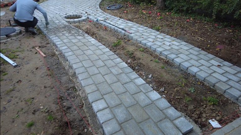 Stavba prístrešku pre auto a rekonštrukcia plota: 16. časť – lepenie ...