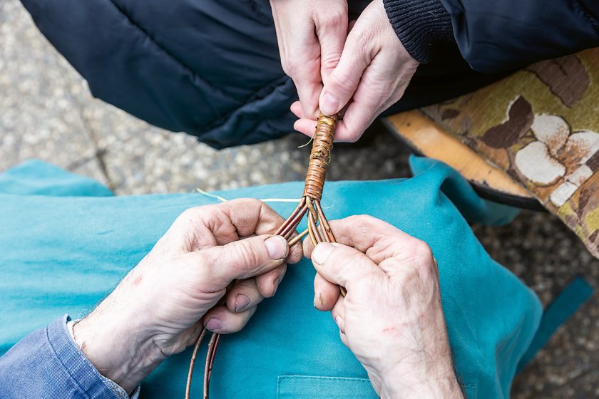 Ako si upliesť tradičný veľkonočný korbáč z ôsmich prútov | Urob si sám