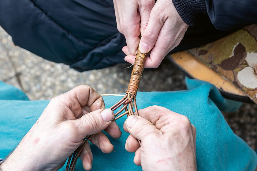 Ako si upliesť tradičný veľkonočný korbáč z ôsmich prútov | Urob si sám
