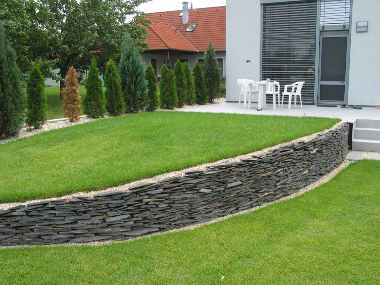 Ako si v záhrade vybudovať suchý kamenný múrik