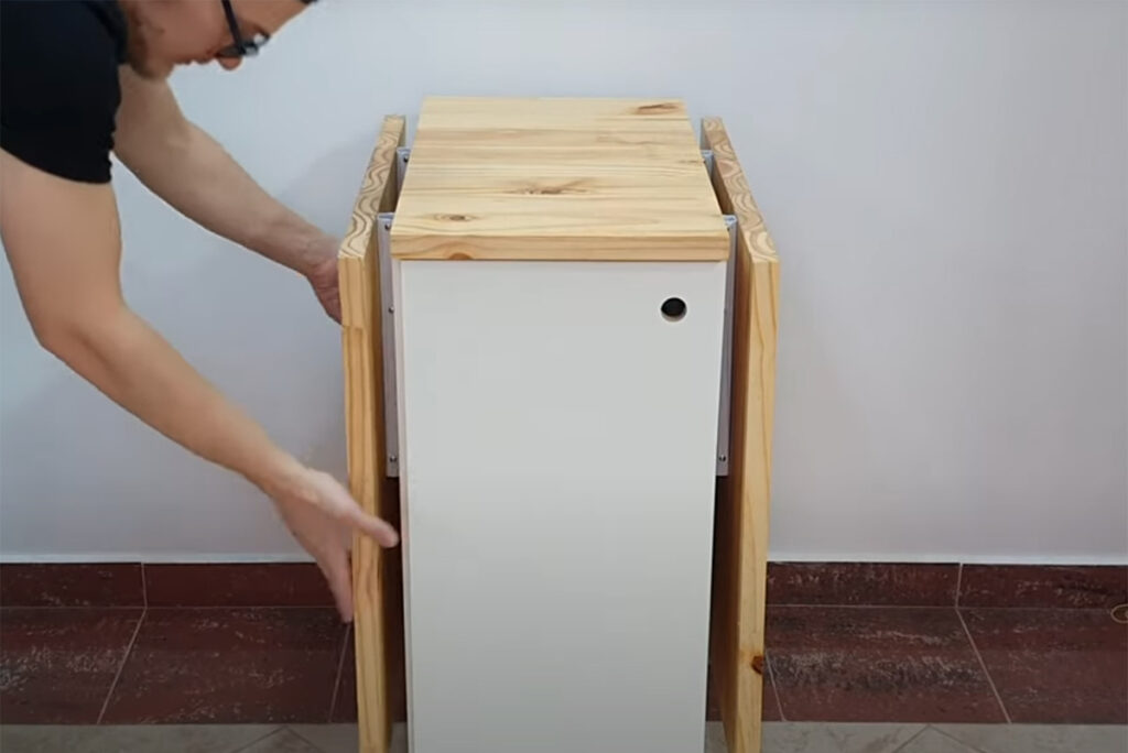 Renovácia nočného stolíka pomocou nového náteru, výmeny úchytiek a ...