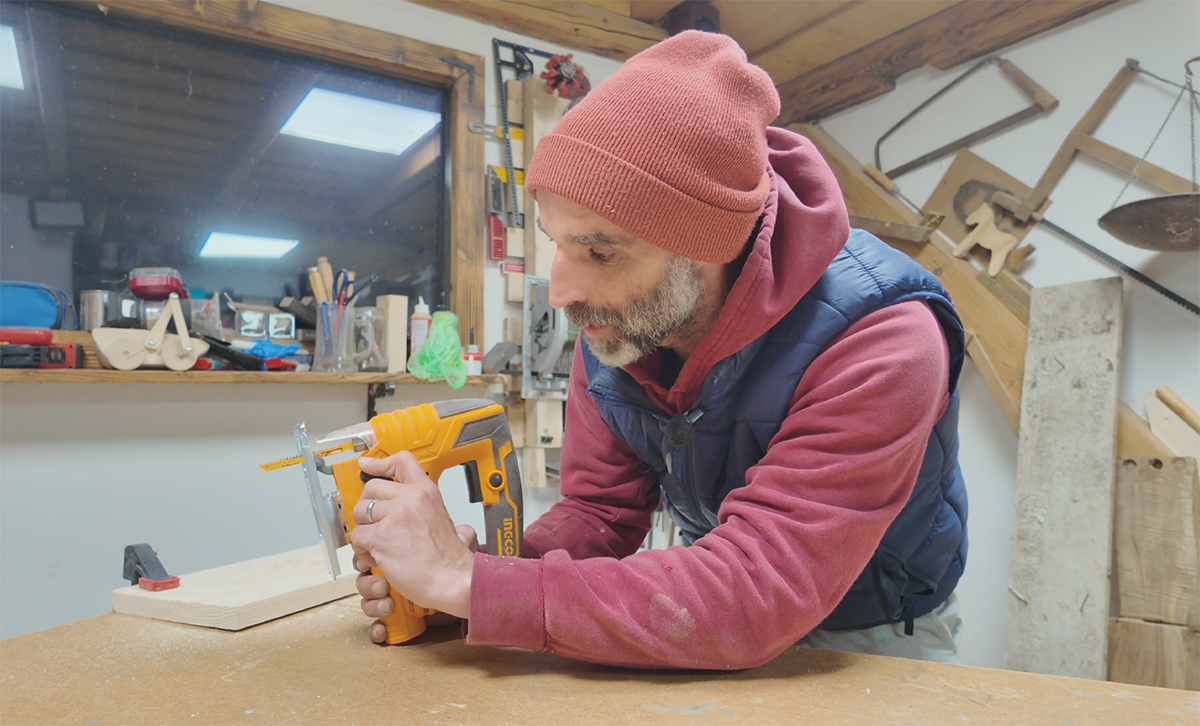 Praktický test lacnej priamočiarej píly. Oplatí sa kúpa?