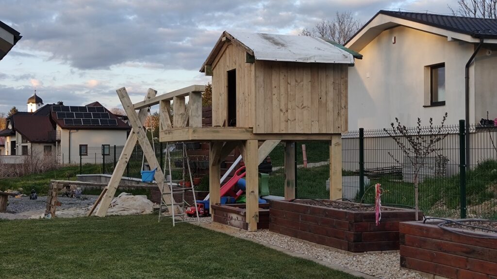 Detský záhradný domček z recyklovaných materiálov svojpomocne