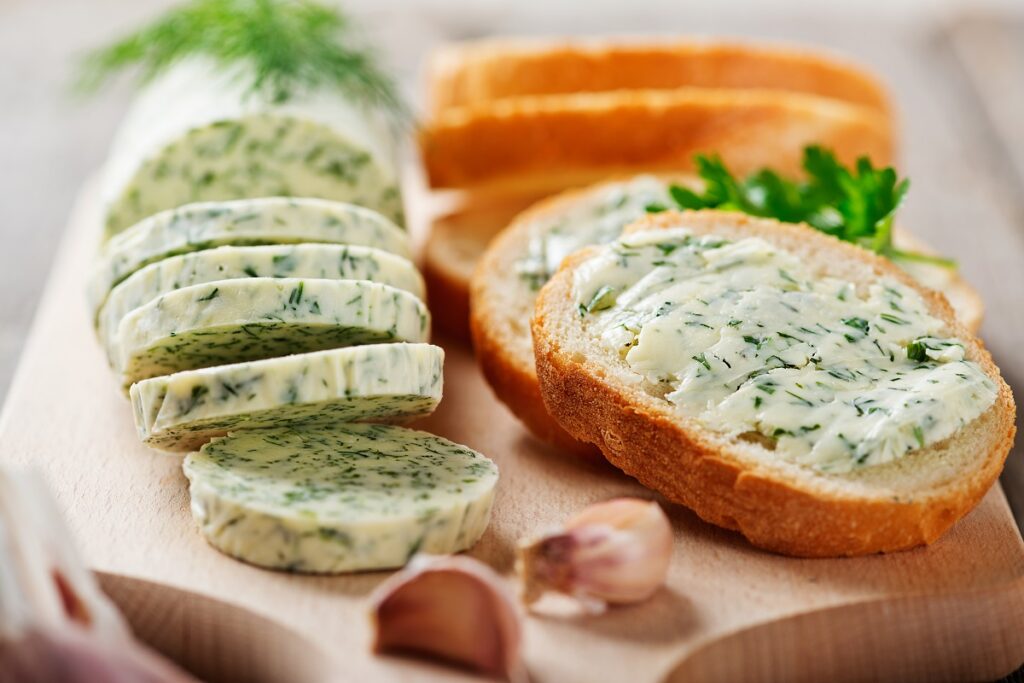 Dobré tipy na chutné domáce bylinkové maslá